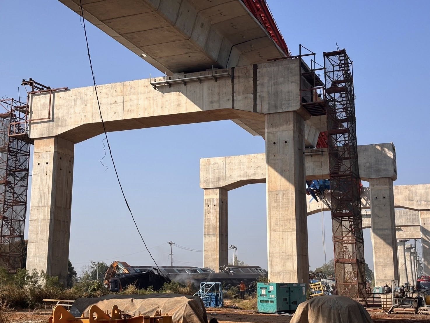 泰國高鐵地盤起重機倒塌壓爛列車增至28死 承建商與去年冧樓相同（更新） | am730