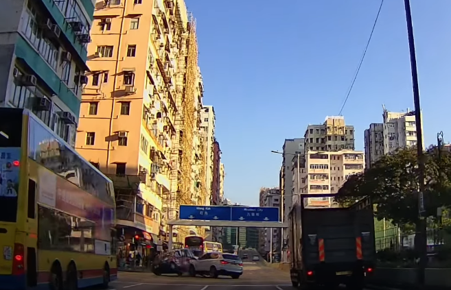 車Cam直擊｜長沙灣道交界一撞 的士遭翻側一圈 私家車疑衝紅燈 | am730