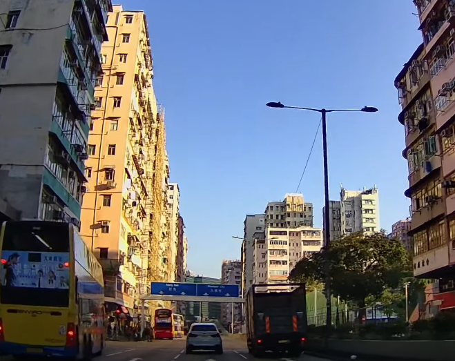 車Cam直擊｜長沙灣道交界驚險一撞 的士翻側一圈 私家車疑衝紅燈 | am730