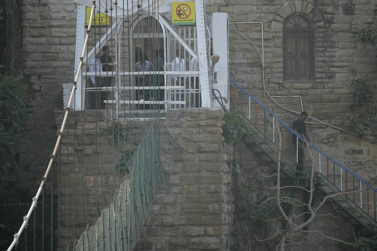 印度吊橋倒塌141人死事件 維修商經理詭辯「上帝旨意」 | am730 | am730