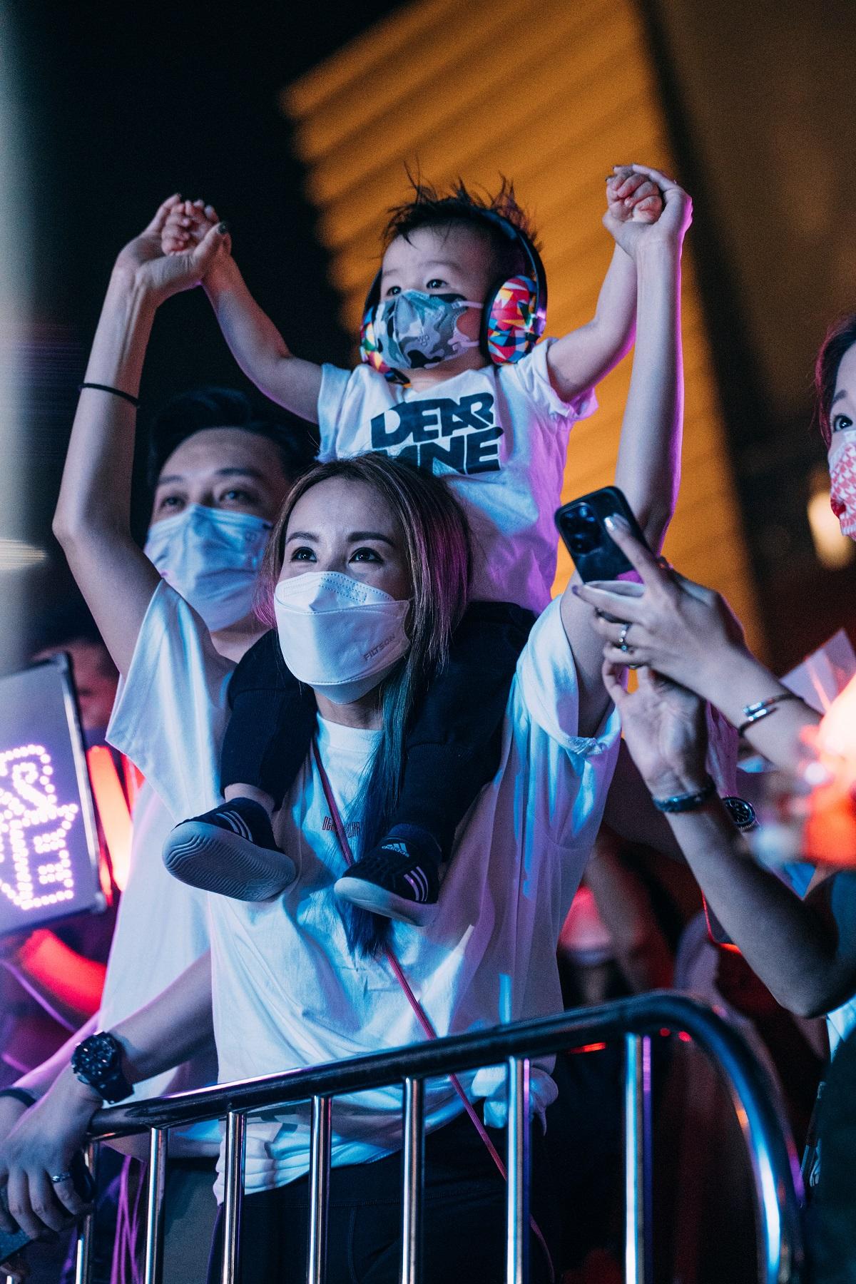 Dear Jane演唱會｜主音Tim老婆與細仔睇騷 爆馮允謙明年開騷 | am730 | am730