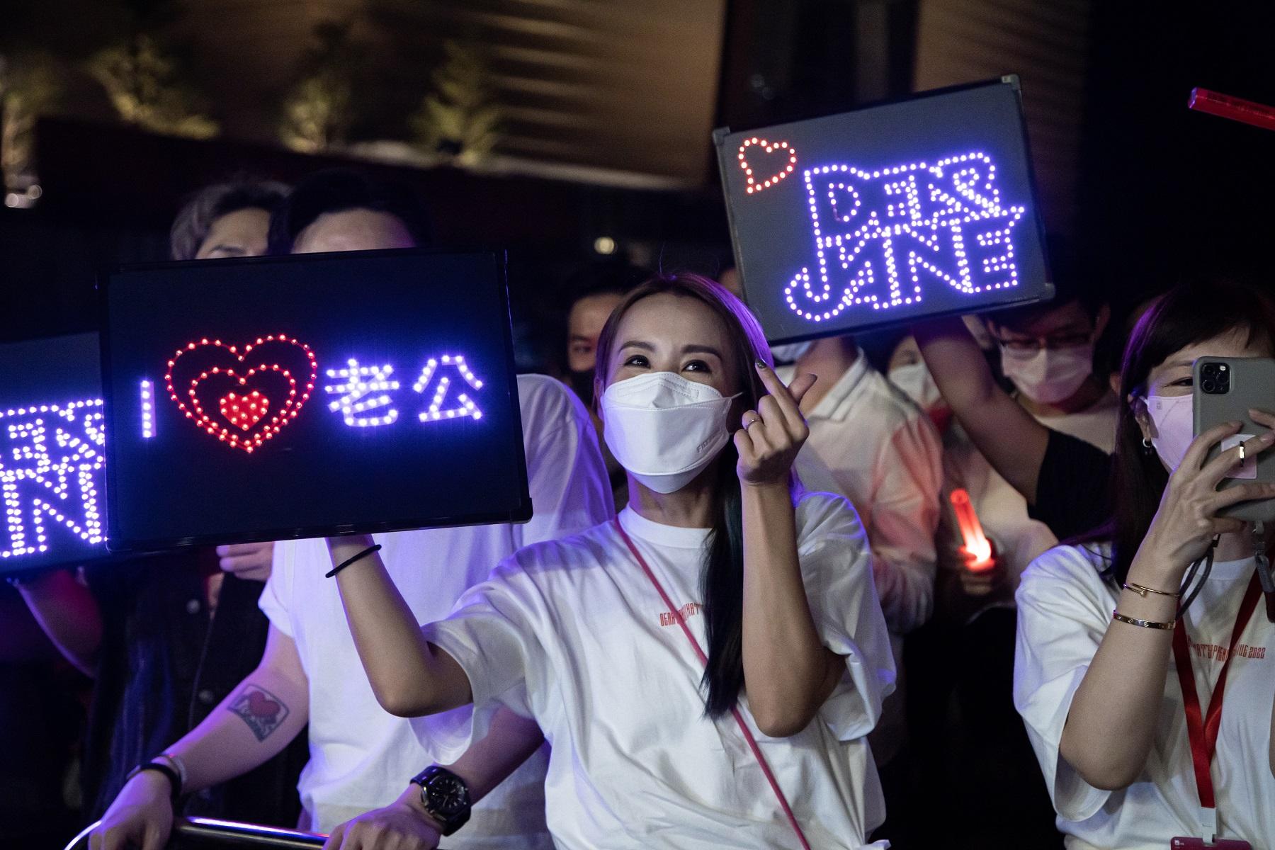 Dear Jane演唱會｜主音Tim老婆與細仔睇騷 爆馮允謙明年開騷 | am730 | am730