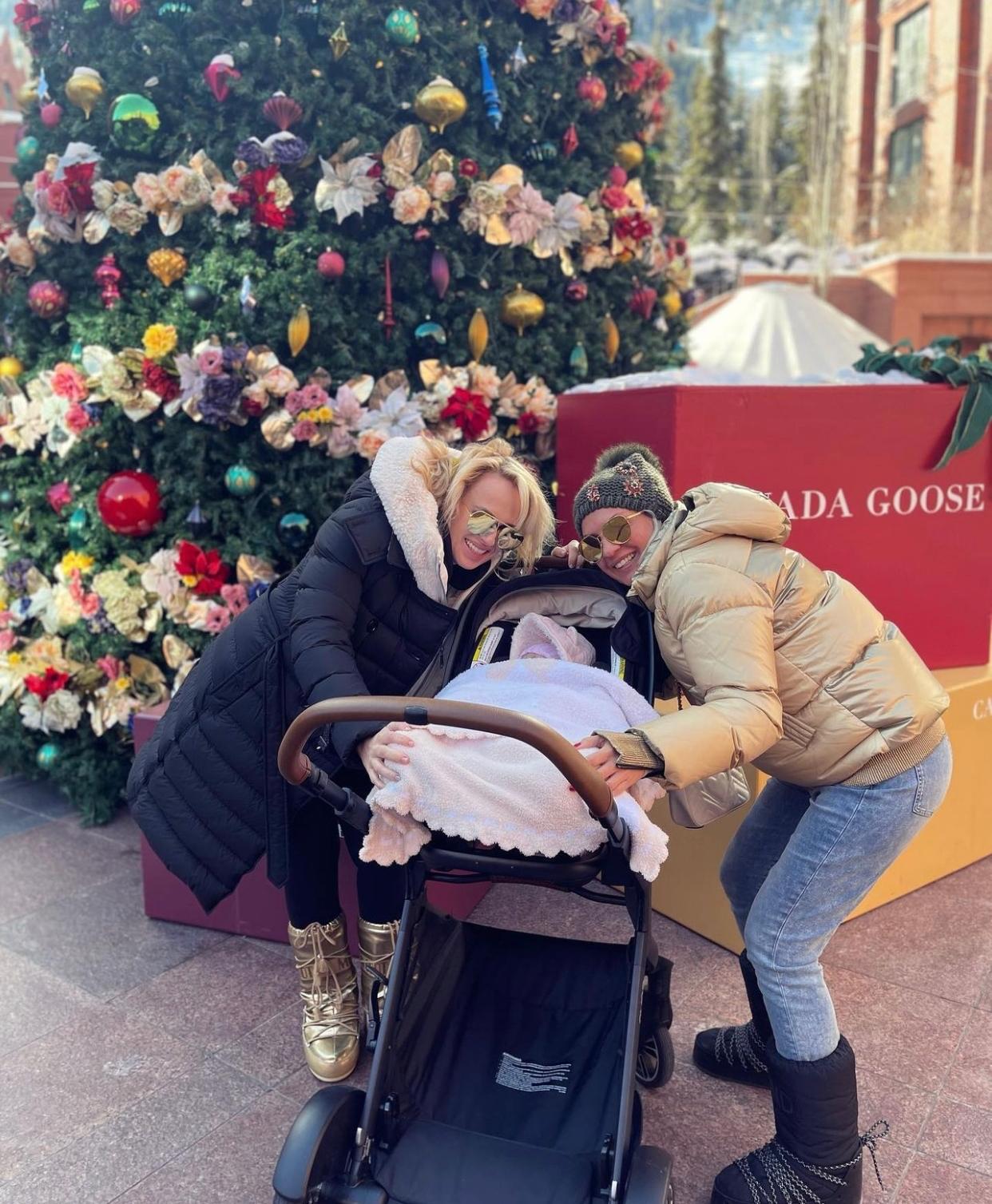 Fat Amy出櫃當媽 莉寶韋遜一家三口過聖誕 | am730 | am730