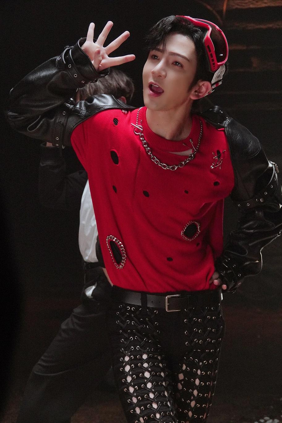 Anson Lo拍《Nah》MV底褲都濕晒 著皮褸酷熱拍攝焗到瘦(有片) | am730 | am730