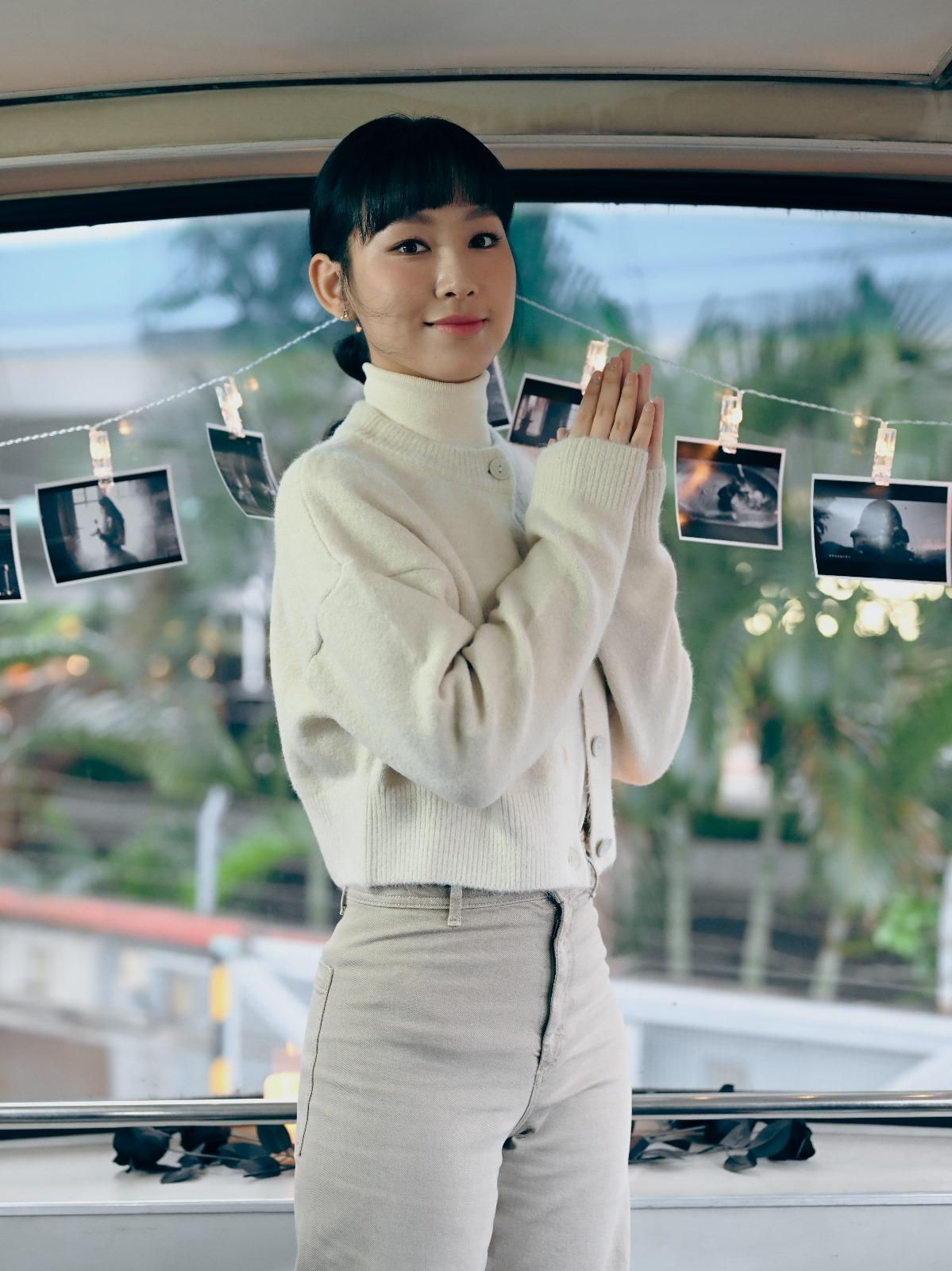 炎明熹與粉絲遊電車河自爆拍《Only For Me》MV瘀事 Gigi收麥皮蟲做禮物：佢哋好得意 | am730 | am730