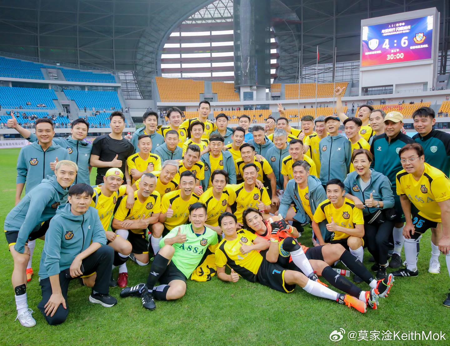 譚詠麟挺腩踢波拉大隊掃街頭小食 叻哥下月戰葡萄牙傳奇球星費高 | am730 | am730