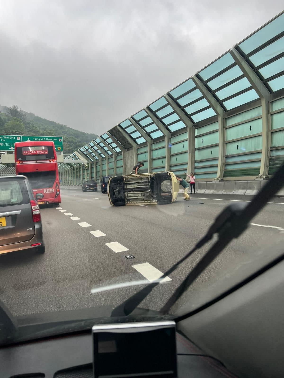 屯門公路私家車撞壆翻側 司機自行爬出 | am730 | am730