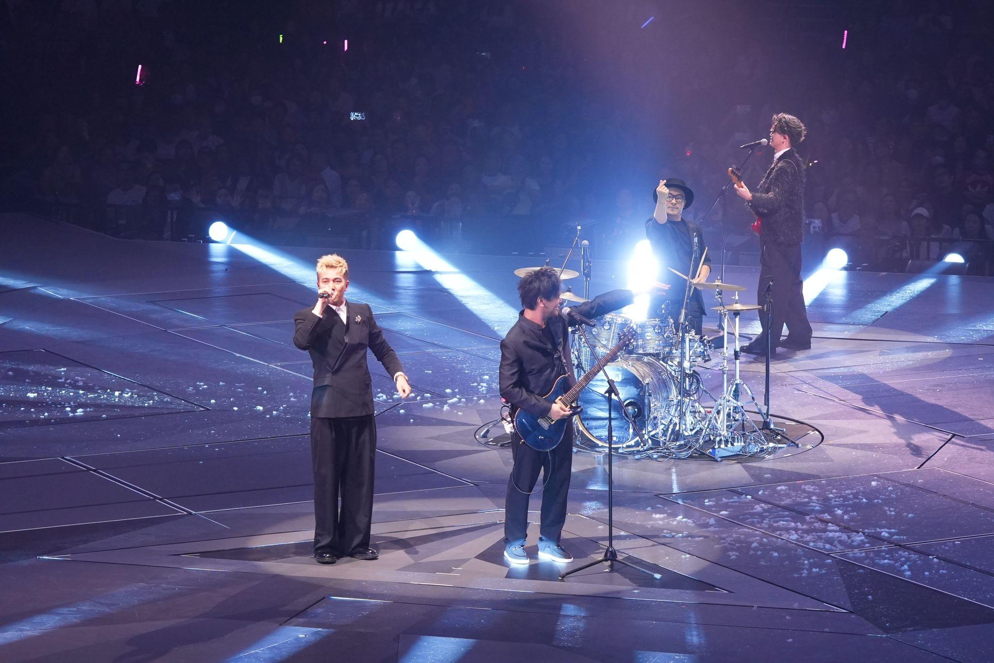 Sammi演唱會｜Dear Jane任嘉賓點唱《到底發生過什麼事》 MV女主角Stephy觀眾席捧場 | am730 | am730