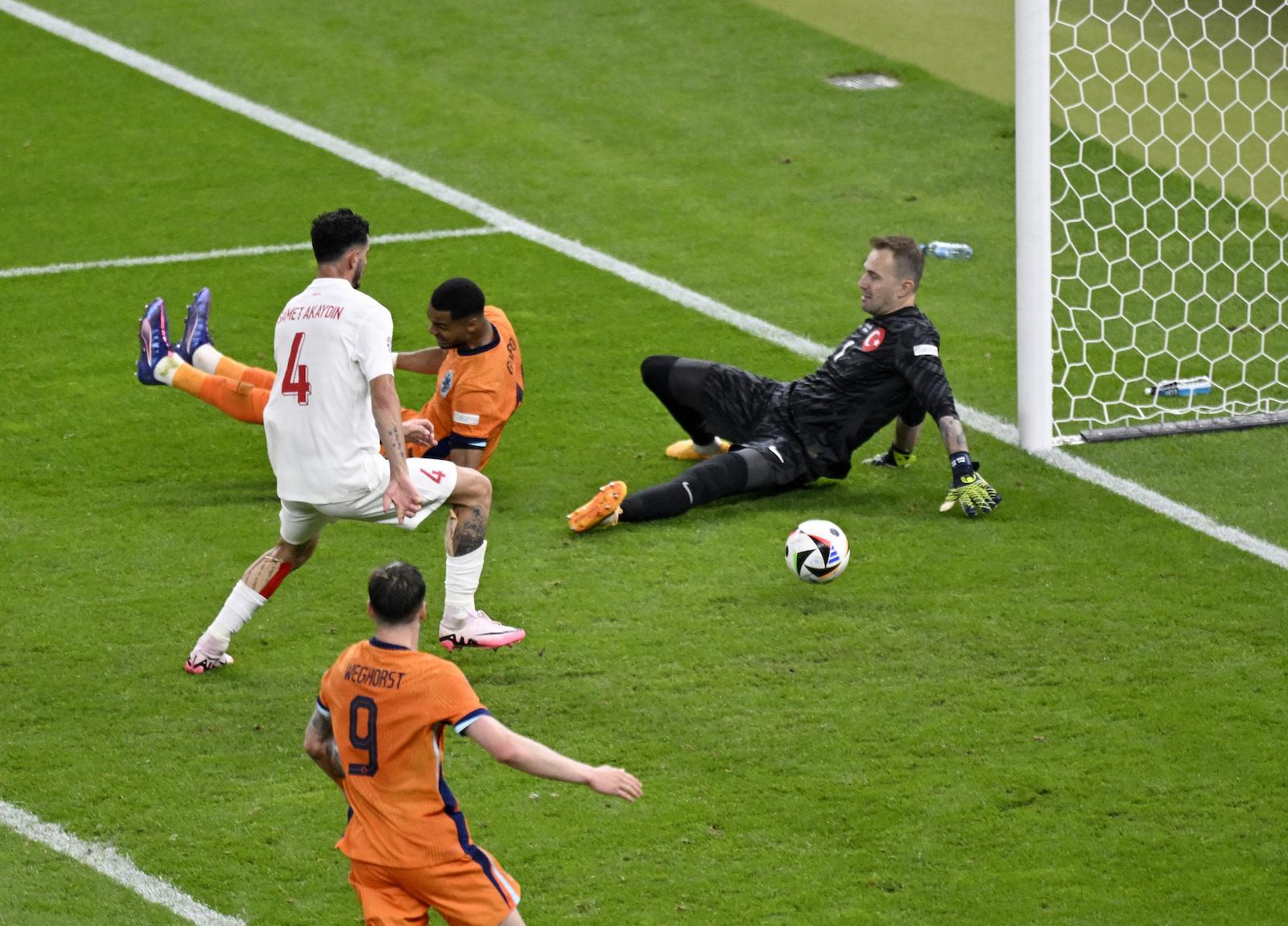 荷蘭6分鐘入兩球 2：1反勝土耳其 4強撼英格蘭｜歐國盃 | am730