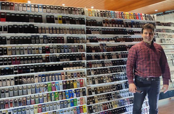 「諾基亞狂迷」收藏3615部手機 家中如博物館 破健力士紀錄(多圖有片) | am730 | am730