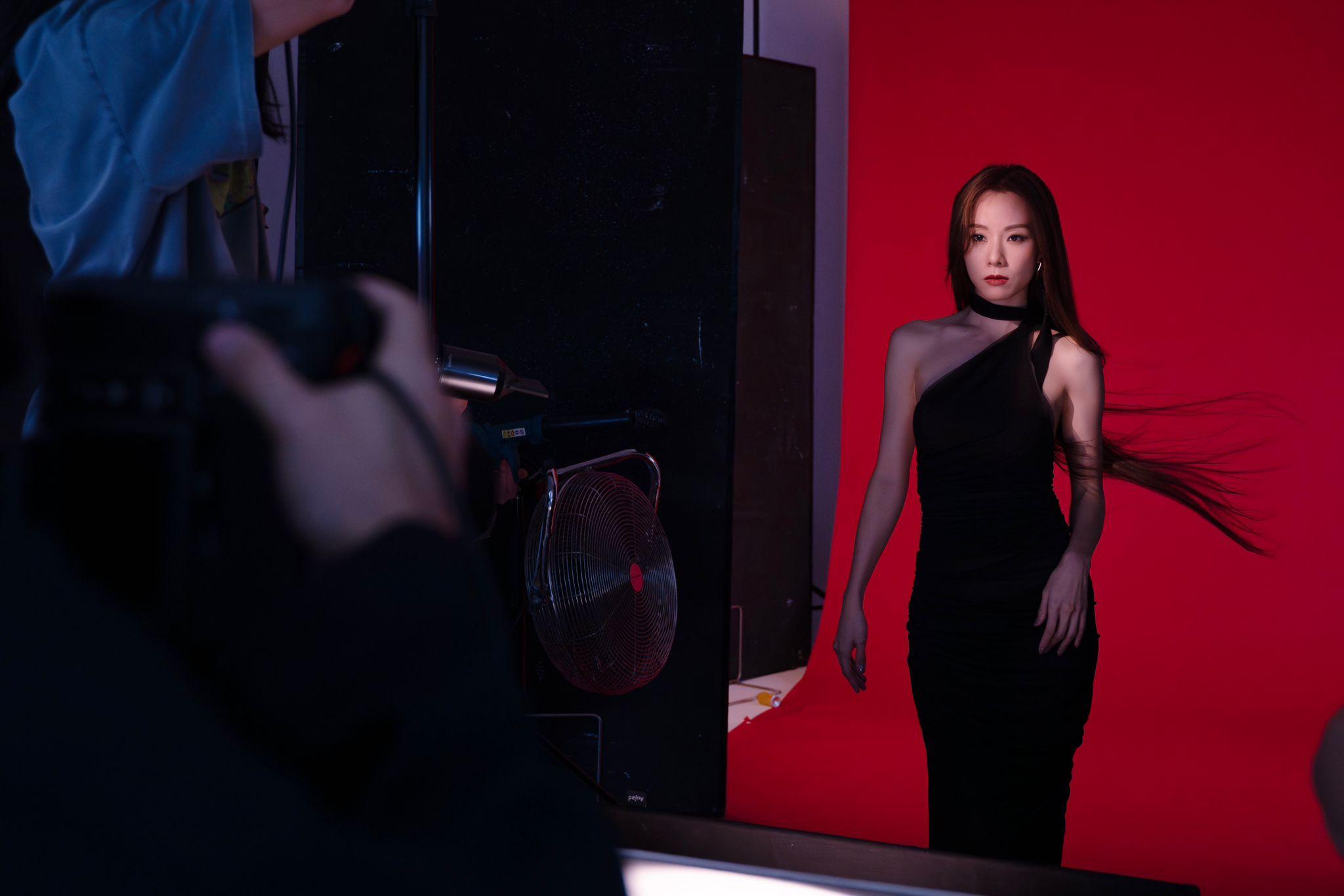 鄧麗欣演唱會｜Stephy明年3月站紅館開騷兩場 拍海報腰痛book定脊醫 (有片) | am730 | am730